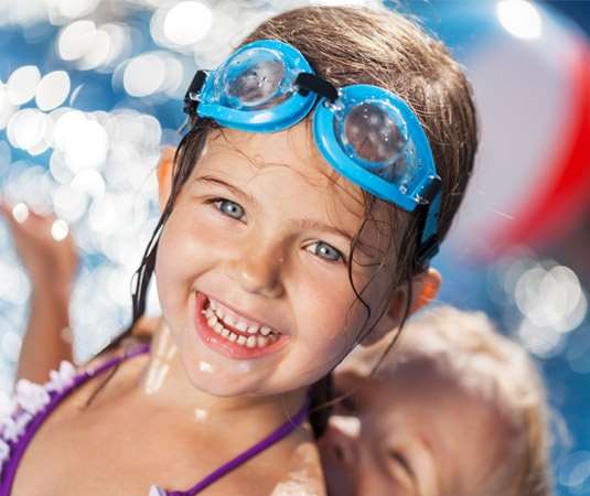 Svømmehal med badeland for børn, stor fælles sauna og dampbad